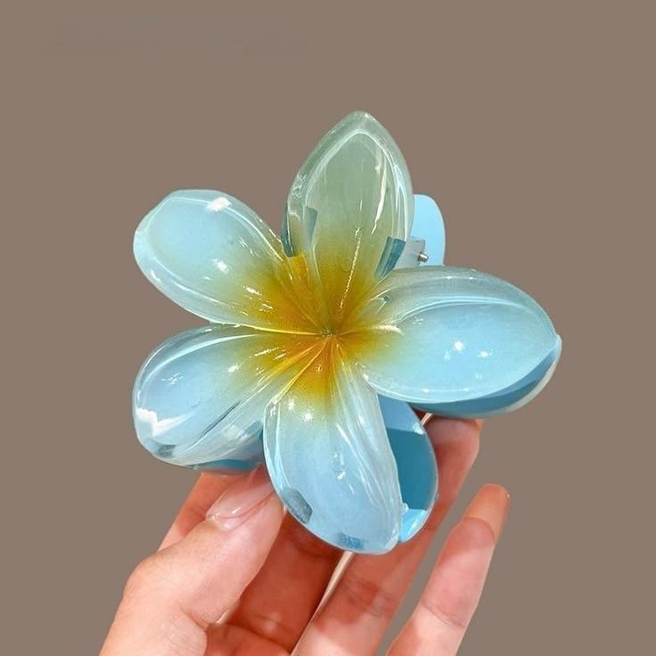 medium sized flower claw (blue) – Bold Petals